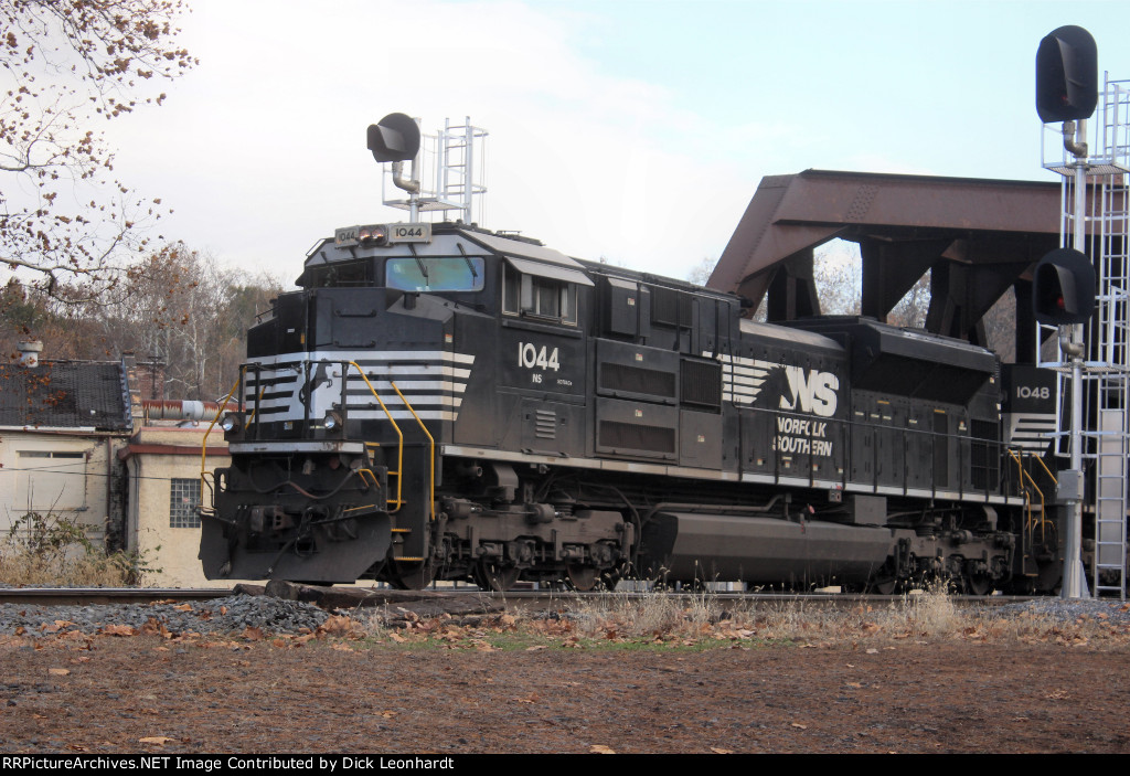 NS 1044